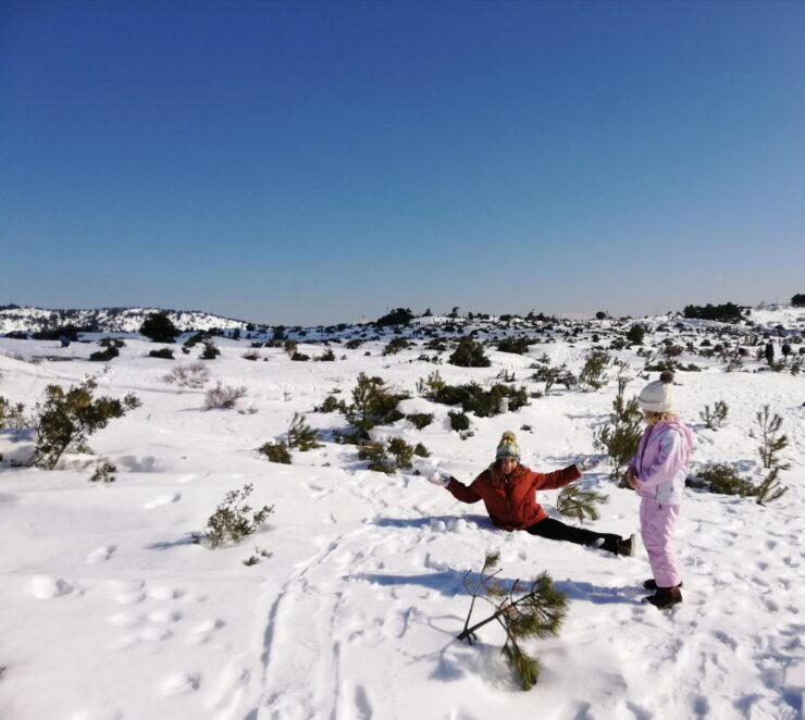 Does it snow in Greece? And how much snow does Athens get?